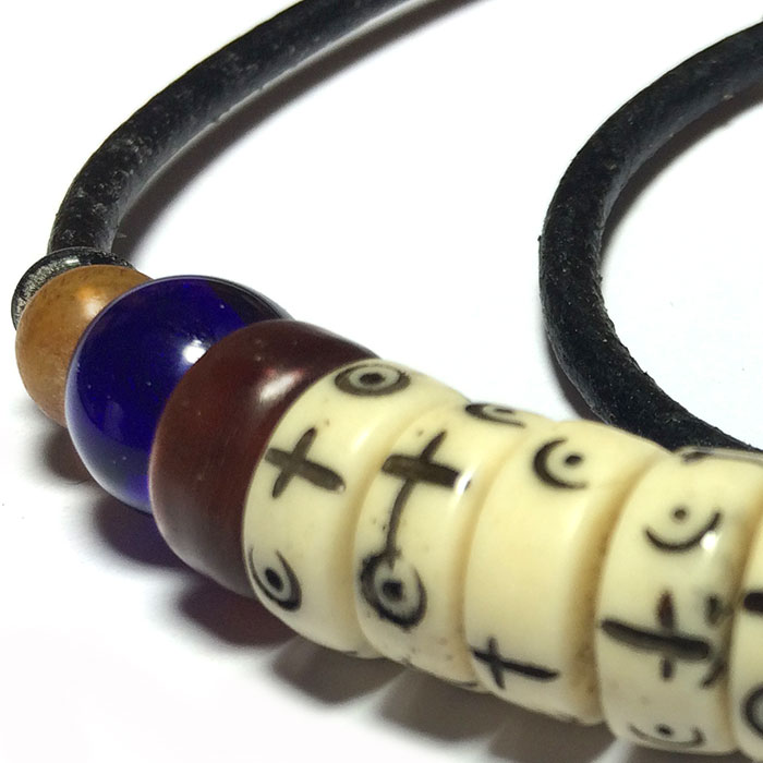 COLLIER PRIMUS en os, corne, cuir, verre bleu cobalt