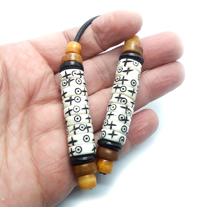 KOMBOLOI WHITE fait artisanalement en corne et os